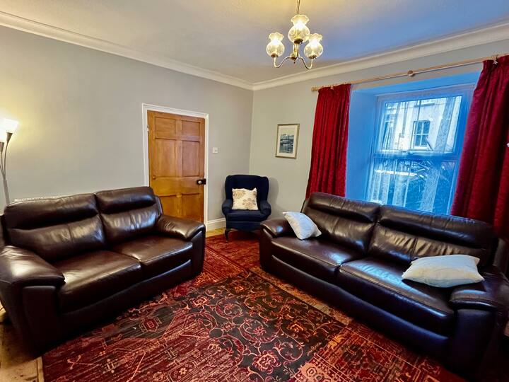 Cottage Close To Town Centre With Private Parking - Tenby