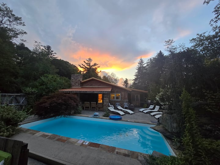 Creekside Garden Cottage. - Boone