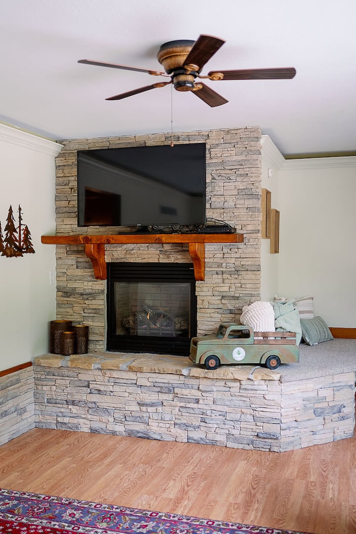 Cobblestone Cabin: Pine Creek Escape - White Pines Forest State Park, Mt Morris