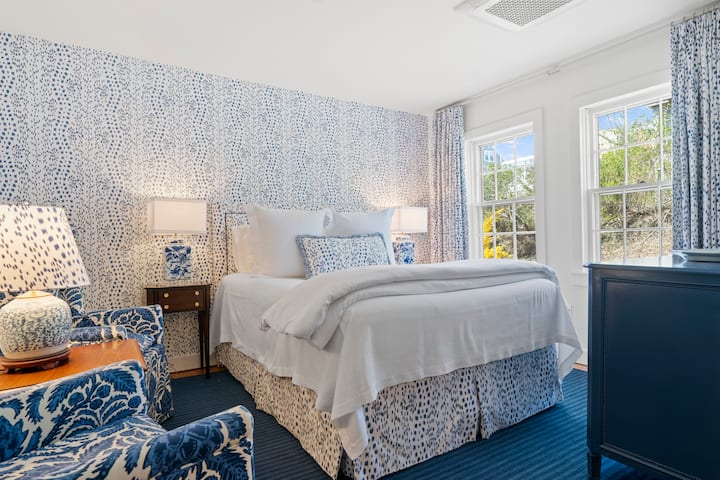 No. 14 Deluxe Queen - Union Street Inn - Nantucket, MA