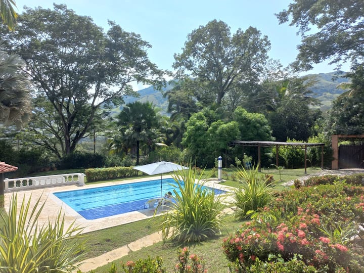 Finca En Bolombolo: Piscina, Quiosco Y Quebrada! - Salgar