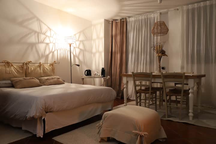 The Room With The Fireplace - Monza