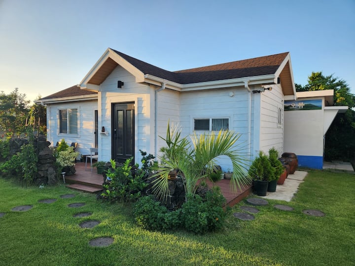 정원방은  돌담이 보이는 감성숙소 - 동백나무/감귤나무 뷰, 넓은 테라스, 넓은 정원 - Jeju-si