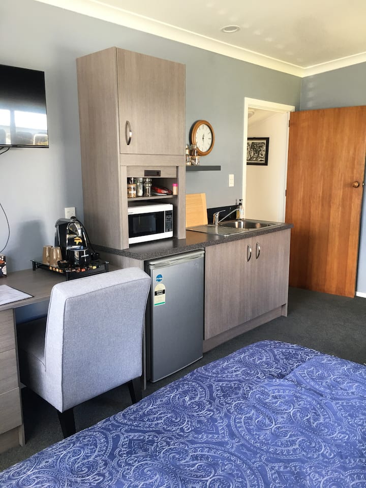 Fiesta Inn. Eltham Home With View Of The Mountain - Eltham
