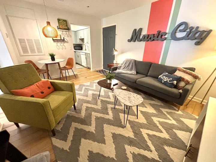 Furnished 2br Condo, 1 Mile From Lower Broadway