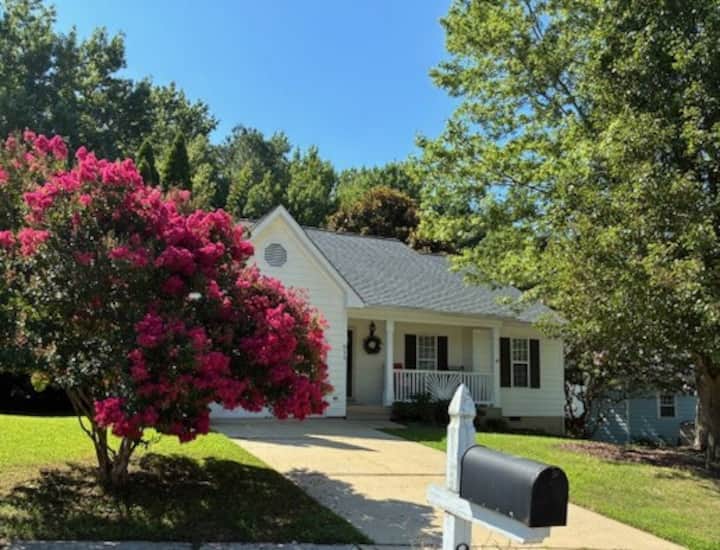 Calumet's Getaway - Blocks From Downtown Apex - Apex, NC