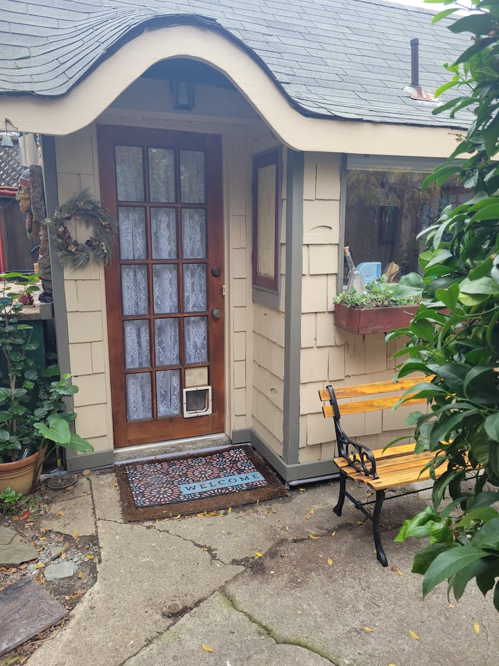 Cozy Santa Cruz Garden Cottage - Santa Cruz, CA
