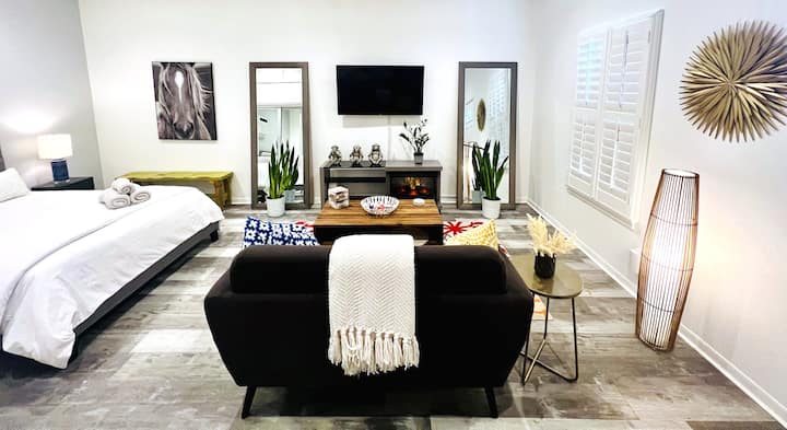 Modern Casita | Wi-fi, Desk, Laundry, Kitchenette - San Antonio, TX