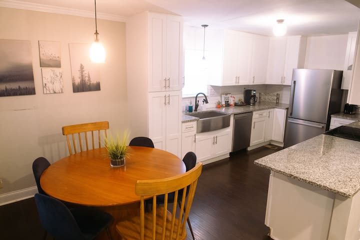Cozy 3 Br Cottage, Walk To Optimist Hall + Rosie's - Charlotte, NC