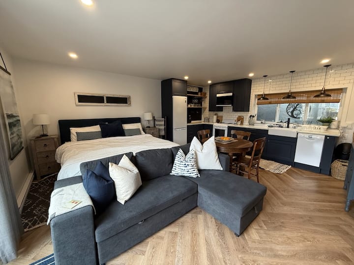 Garden Cottage & Bunkie @ Horner Park - Oak Bay