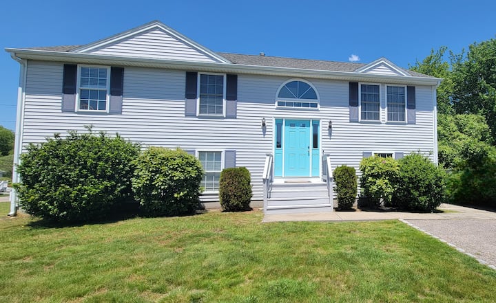 Large 5-bdrm Home, Dog Friendly Minutes To Beaches - Narragansett, RI