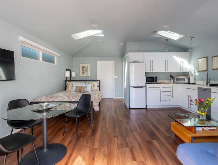 Venice Beach Cottage Retreat - Peaceful & Private - Los Angeles, CA