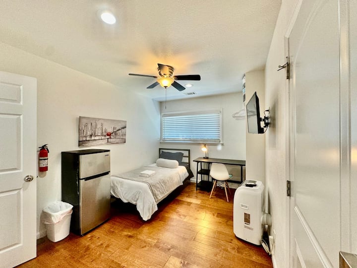 Studio W/ac, Work Space, Free Laundry & Fast Wi-fi - Castro Valley, CA