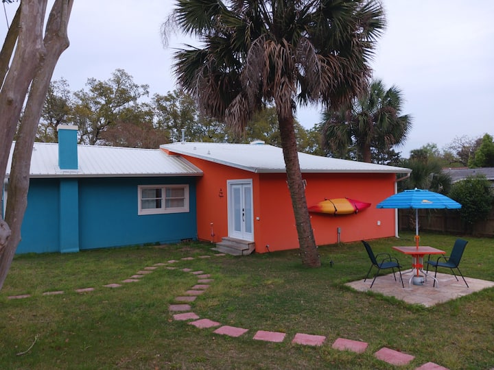 The Orange Bayview 🍊 Pet Friendly 🐬Studio Suite 🌴 - Brent, FL