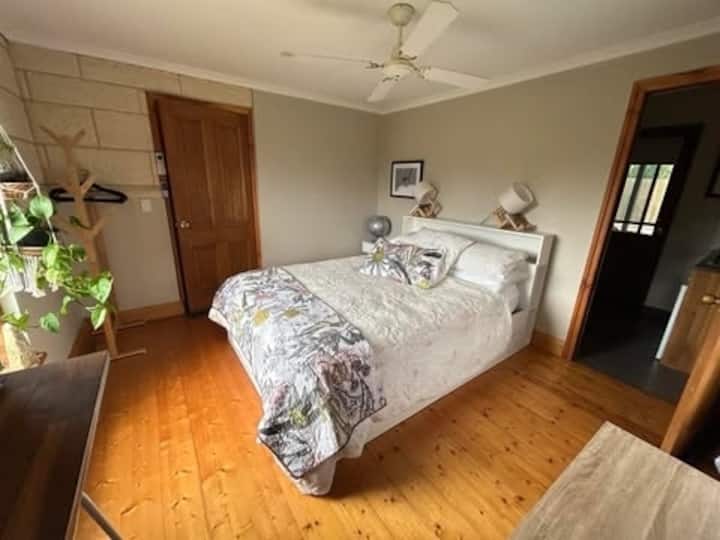 Hidden Gem On Harmony - A Magical Stone Cottage - Castlemaine