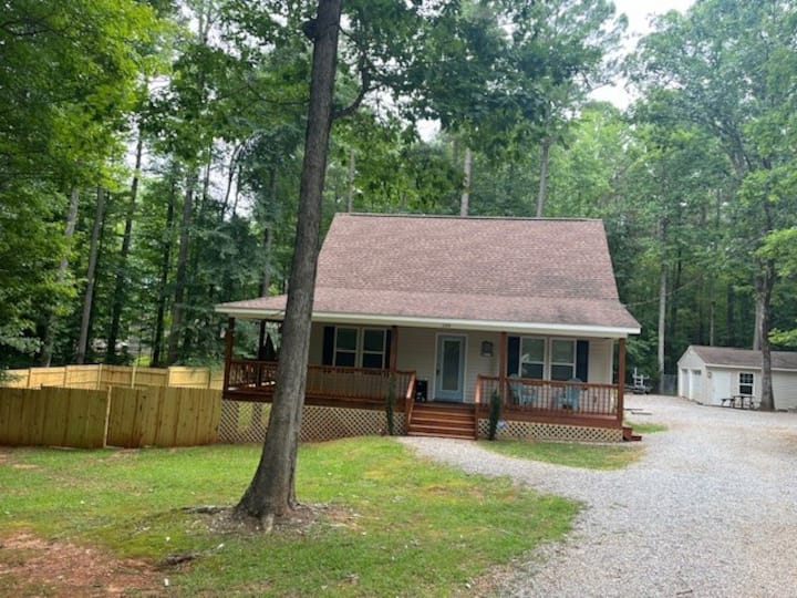 Lake Gaston Offshore Oasis! Cabin On Huge Property - Lake Gaston