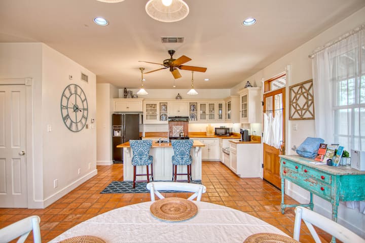 Romantic One Bedroom Sunday House 1 Blk Off Main Street - Fredericksburg, TX