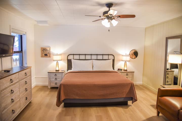 Cozy 1br, On River | At Ski Lift | On Main St - Red River, NM