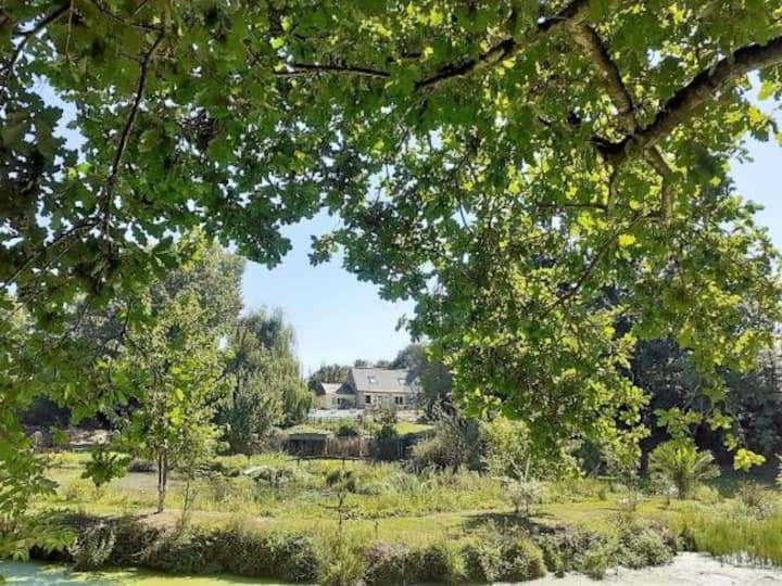 Maison Typique Bretonne Dans Un Parc Naturel - Plougrescant