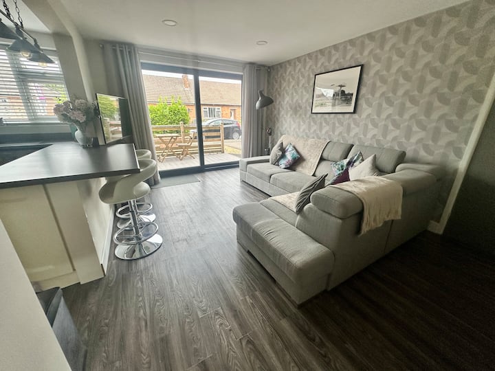Modern 2br Flat In Sale | Peaceful Stay In M33 - Altrincham