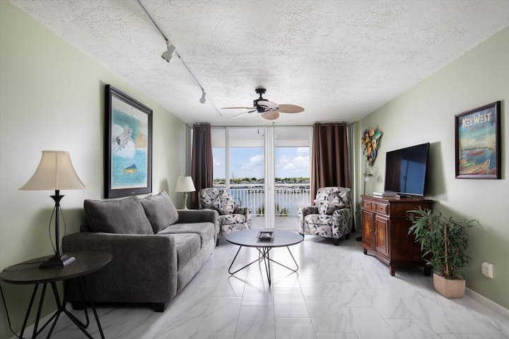 Pelican Landing Bermuda Retreat - Key West