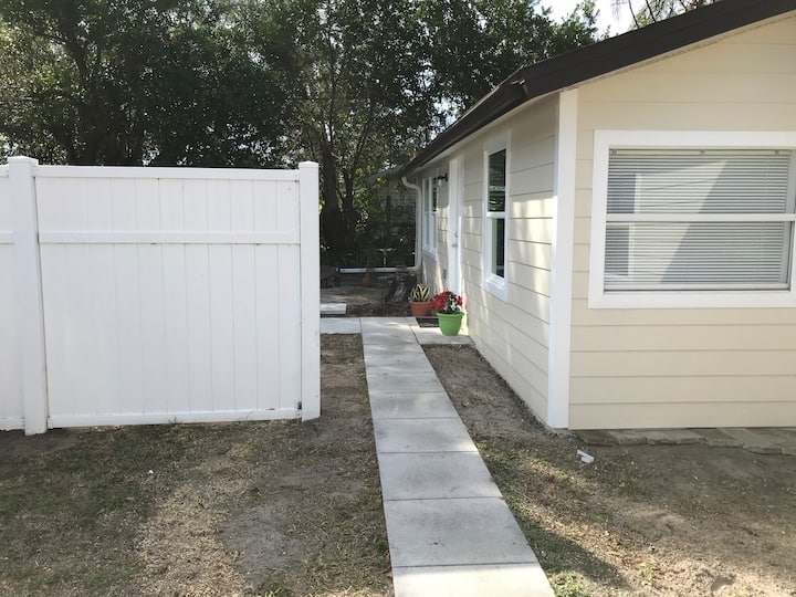 The Potter's Cottage-only 3 Miles To The Beach! - Clearwater, FL
