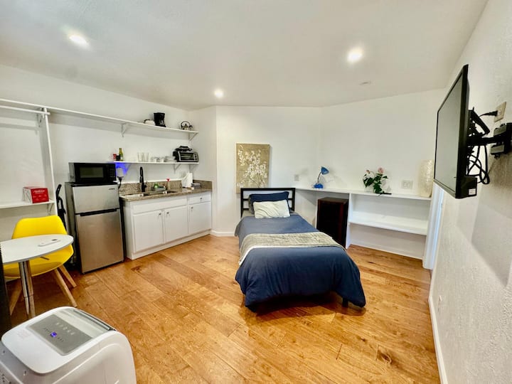 Minimalist Fast Wi-fi, Near Bart, Washer/dryer - Castro Valley, CA