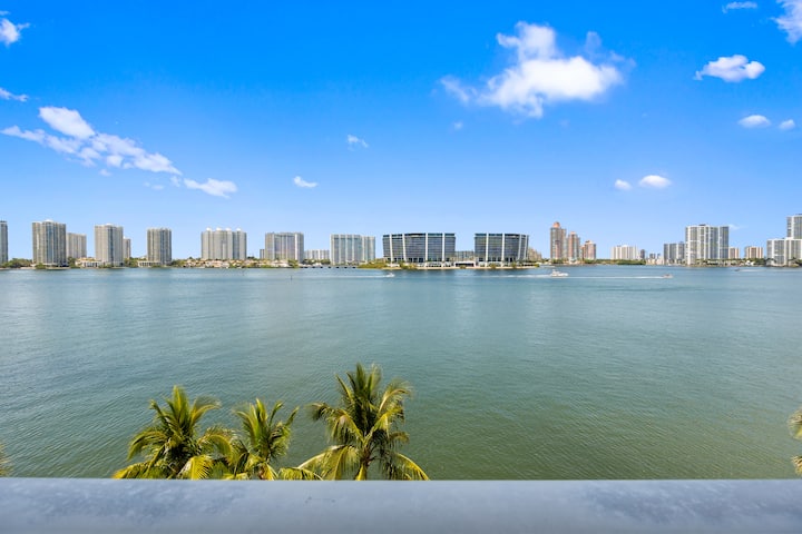Gorgeous Apartment Minutes Away From The Beach - Sunny Isles Beach, FL