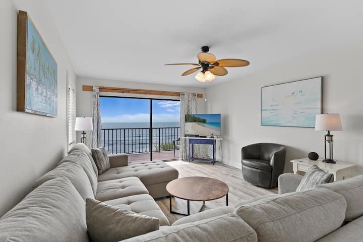 Beachfront Ocean View! Large Family Friendly Condo - Madeira Beach, FL