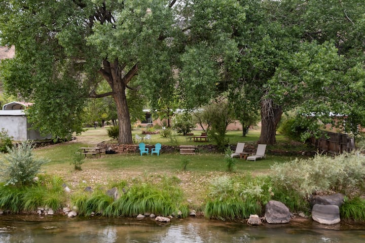 Relaxing Riverfront Taos Staycation, Pet Friendly! - Ojo Caliente, NM