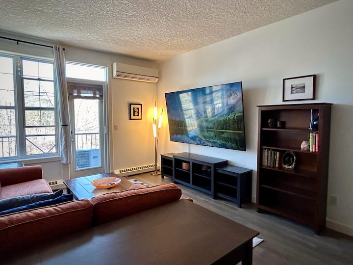 Modern Riverside Condo With Stunning Views - Calgary