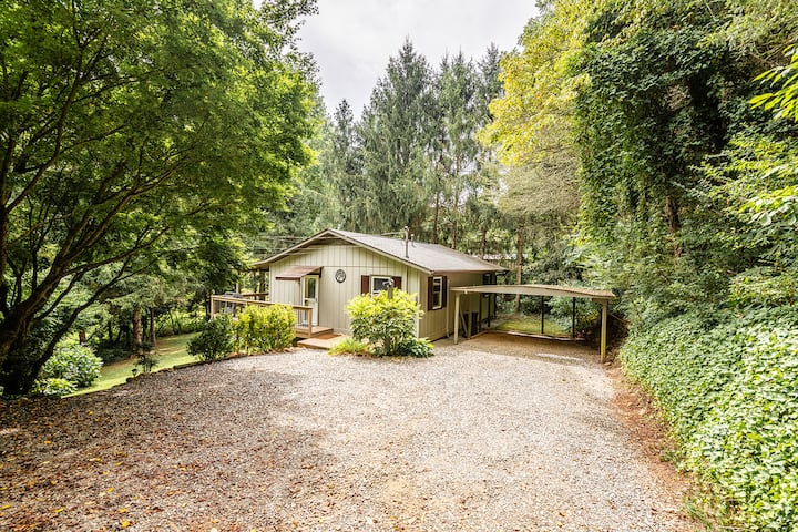 Cozy Creekside Cabin - Franklin, NC
