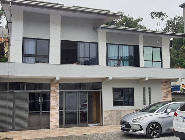 Suíte, Cozinha Completa E Estacionamento. - Balneário Camboriú