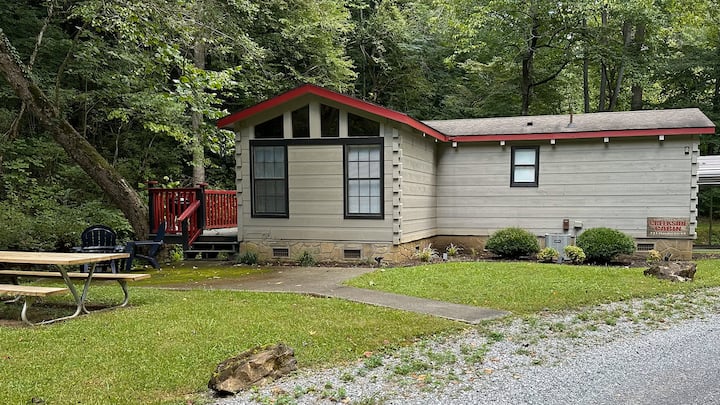 Cozy Secluded Peaceful Creekside Cabin - Sevierville, TN