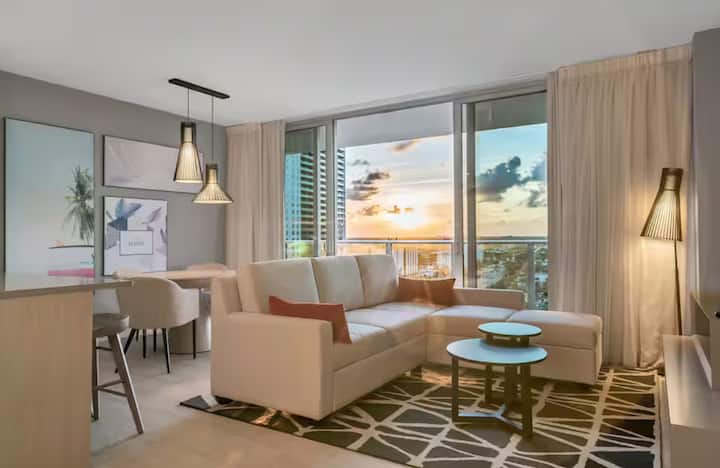 Luxury Corner 2br Apt W Beautiful Water Views L02 - Sunny Isles Beach, FL