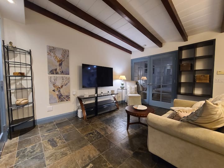 Serene Magnolia Park Garden Oasis Retreat - Burbank, CA