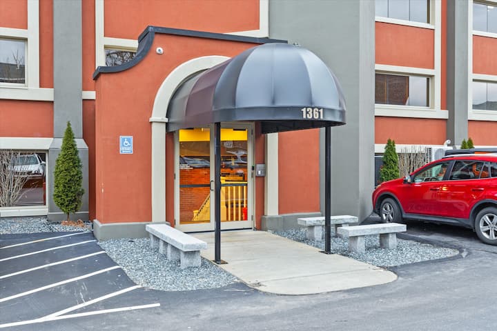 Secure Loft • Premium Bedding • Elevator • Parking - Manchester, NH