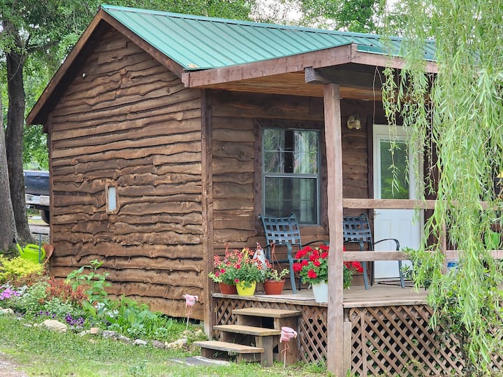 Upscale Cabin 
Lake Front Porch Exotics Fish Walk - Tyler, TX