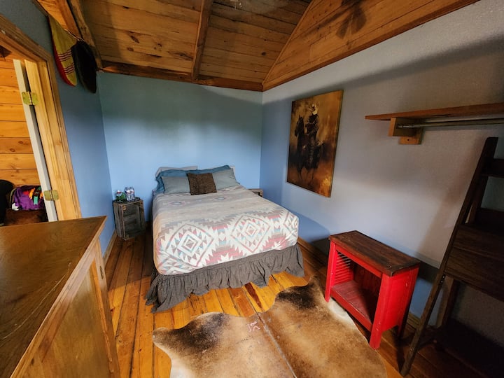 Upscale Cabin
Lake Front Porch Fish Walk Exotic's - Tyler, TX