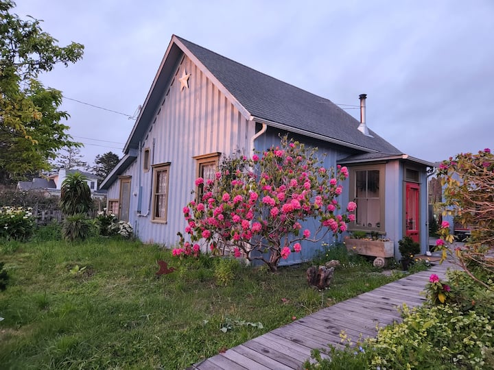 The Little Blue Farmhouse On The Mendocino Coast - Mendocino, CA