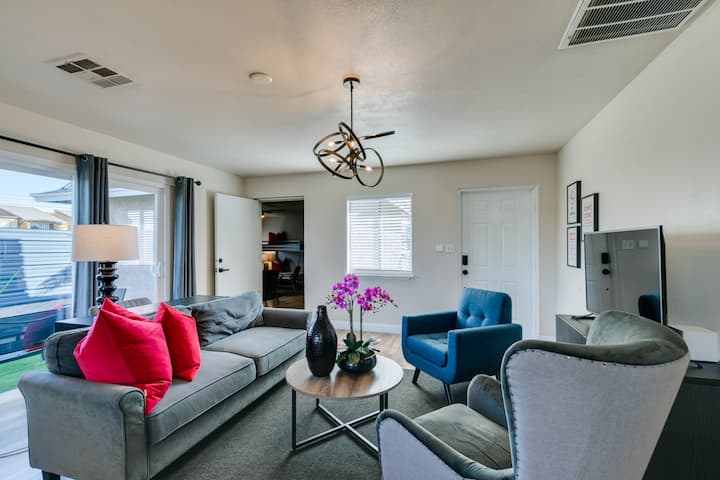 4br Corner House W/ Tvs, Backyard, 2.3mi To Strip - Las Vegas