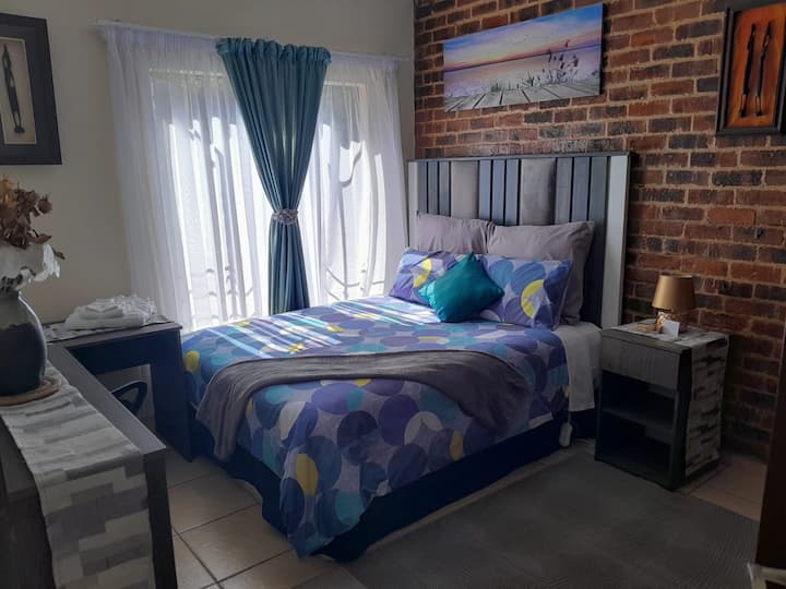 Lovely 1-bedroom In Secure Complex With Pool - Randburg