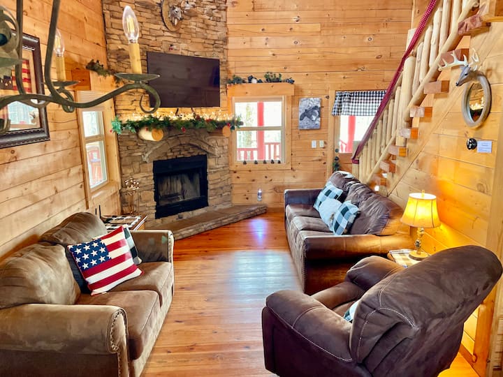 Big Hoss Log Cabin: Game Room ~ Hot Tub ~ Fish! - Maryville, TN