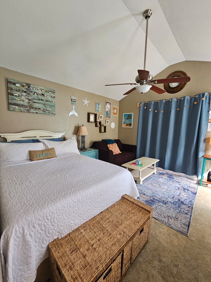 Vacation Cottage, Beachy Vibe, Home Away From Home - Clearwater, FL