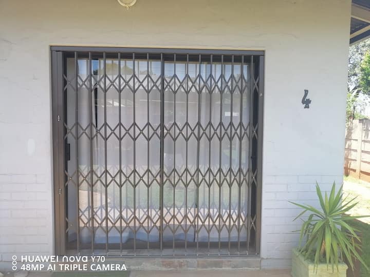 House 205 Room 4 - Vanderbijlpark