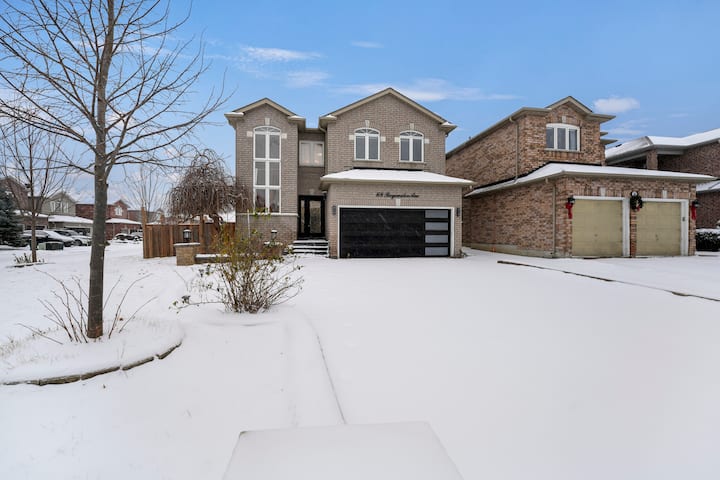Luxurious 4-br Richmond Hill House Wifi & Parking - Aurora