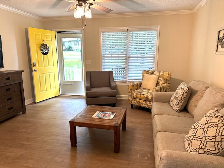 Walkable Downtown Home | Dog-friendly - Graham-Mebane Lake