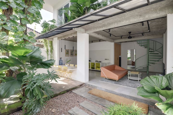 Stylish 2br Home W/ Garden – Walk To Legian Beach - Kuta