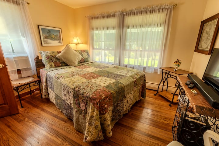 A Restorative Stay In The Woods (At Edge Of Town) - Connecticut