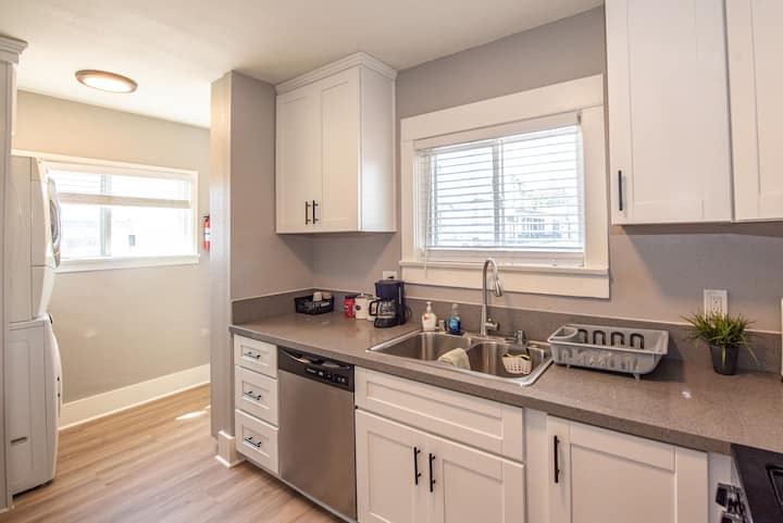 Mins To All I Full Kitchen I Washer Dryer - San Diego, CA